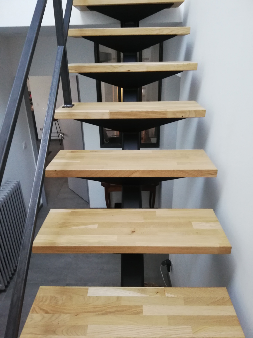 Central stringer staircase with custom made wooden steps